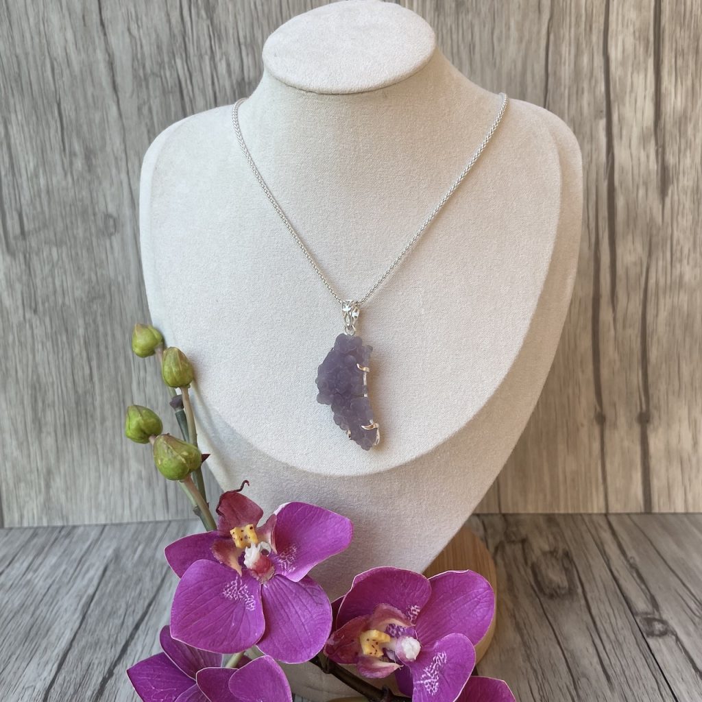 Collier pendentif Agate Raisin ou calcédoine botryoïde violette et ...